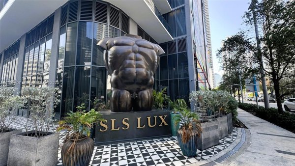SLS LUX Brickell - Nicolas SeguraSegura Team