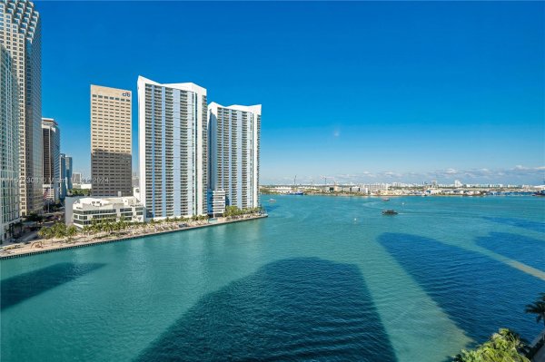 Carbonell Brickell Key | Morrison Luxury