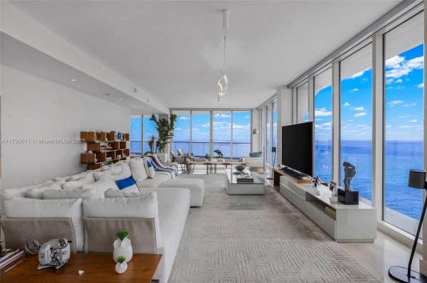 Jade Signature | Phillip Delgado