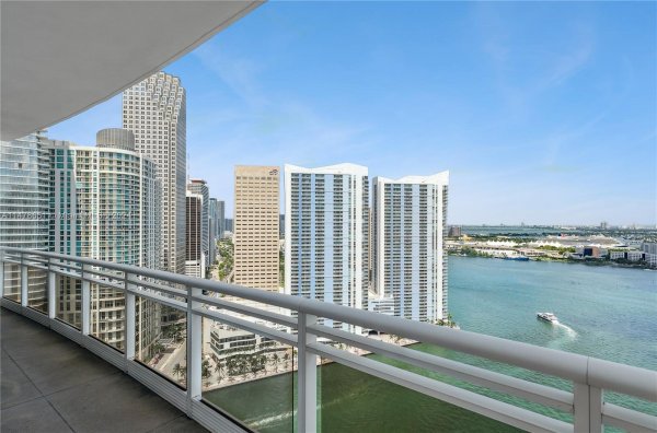 Carbonell Brickell Key | THE BENS