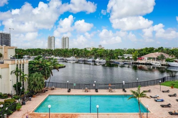 2000 Ocean | Miami Condo Center
